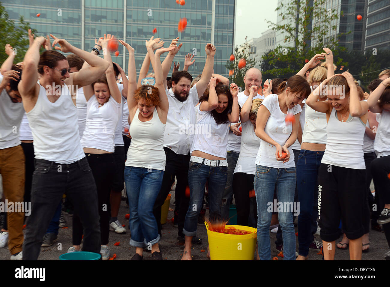Tomato throwing festival la tomatina hi-res stock photography and ...