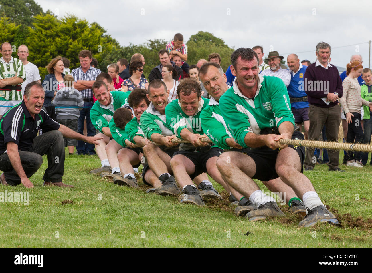 men male males man tug of war pull pulling rope uk Stock Photo - Alamy