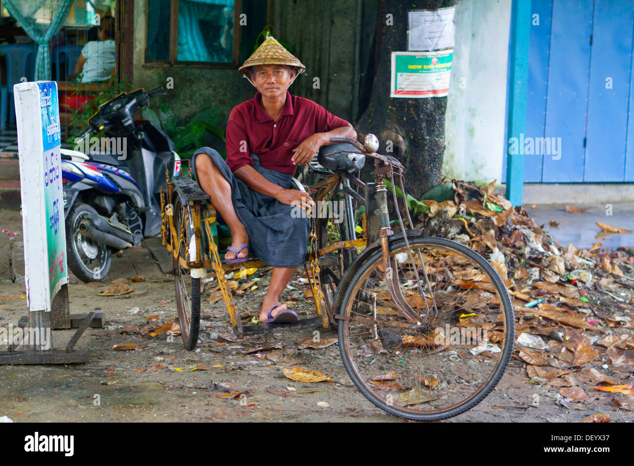 Bike rickshaw hi-res stock photography and images - Alamy