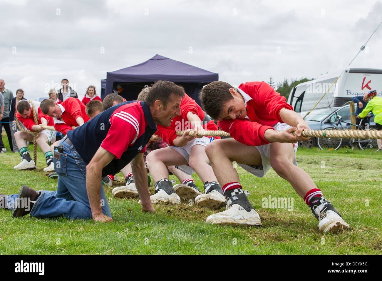 men male males man tug of war pull pulling rope uk Stock Photo - Alamy