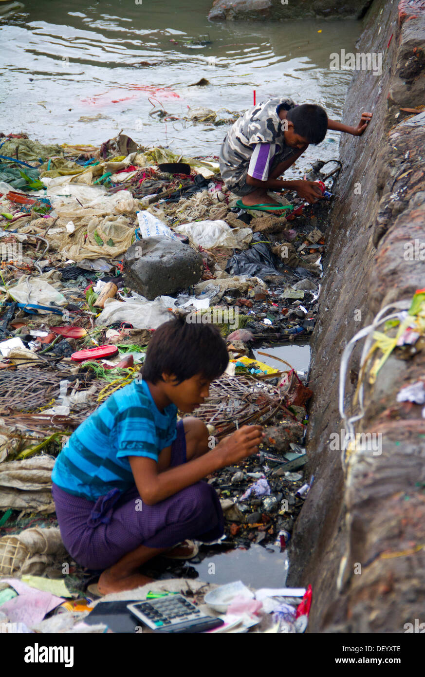 Children picking garbage hi-res stock photography and images - Alamy