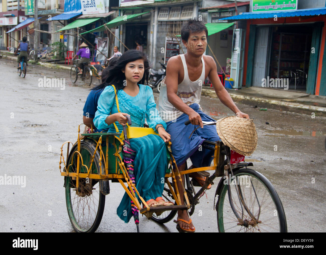 Women in rickshaw hi-res stock photography and images - Alamy