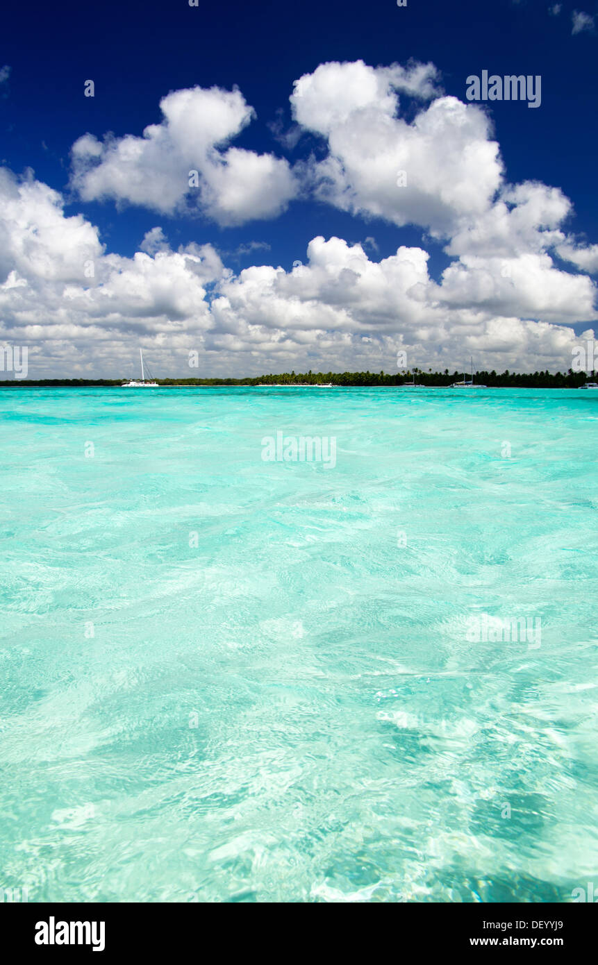Wallpaper clear blue tropical sea hi-res stock photography and images ...