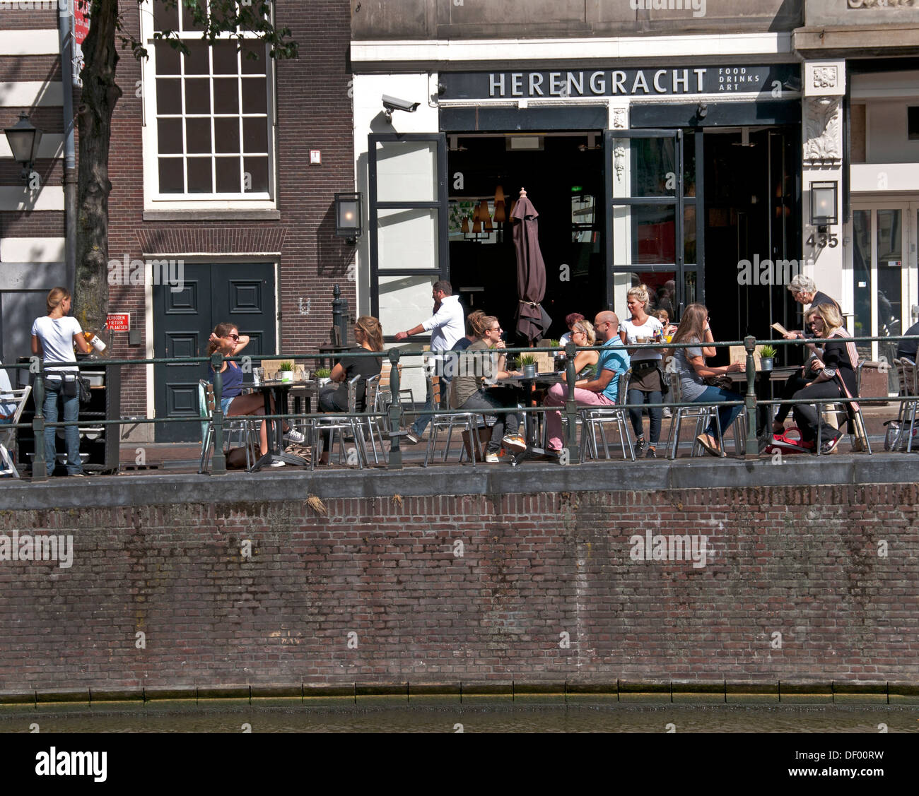 Bar waitress hi-res stock photography and images - Alamy
