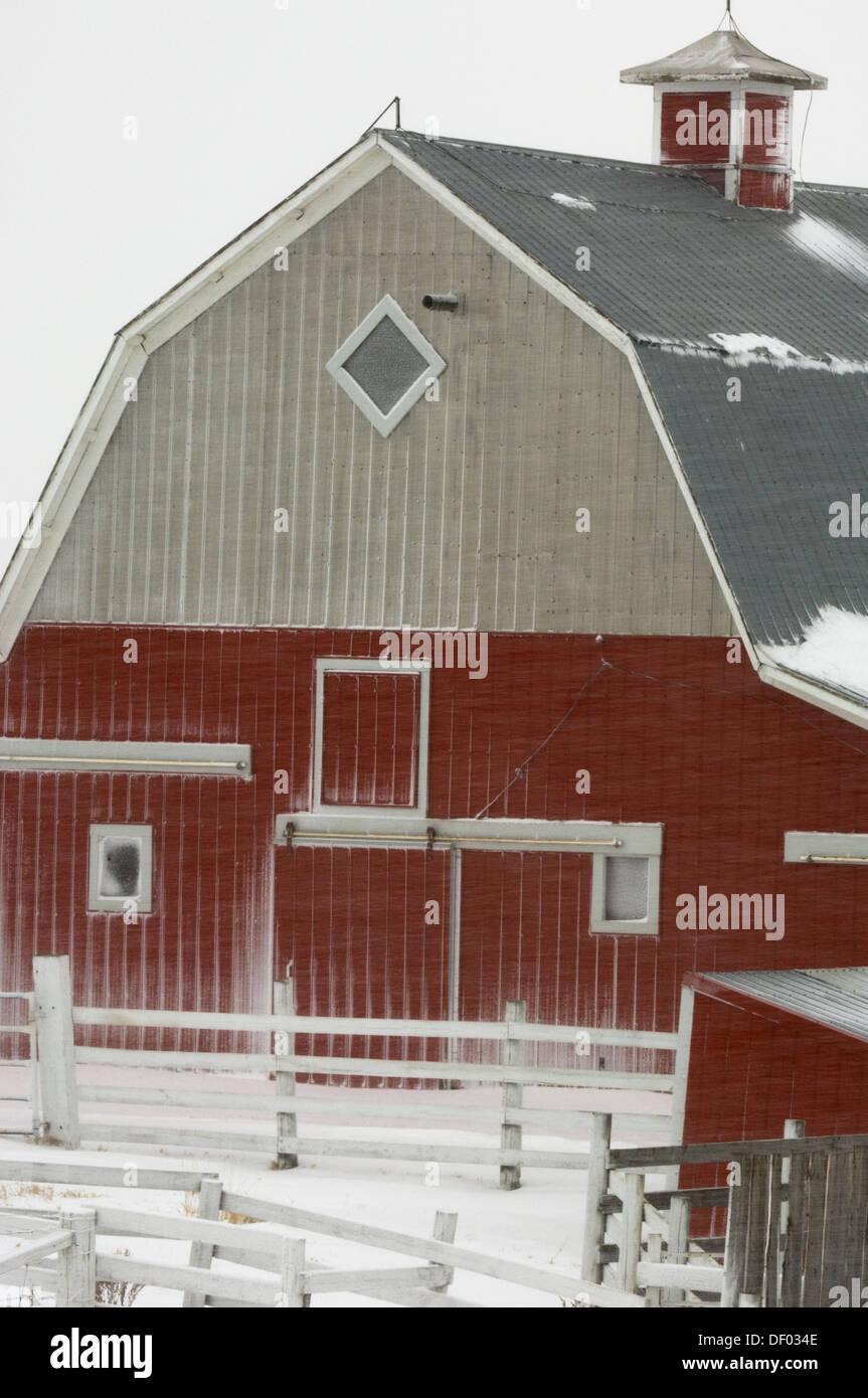 Prairie barn distance hi-res stock photography and images - Alamy