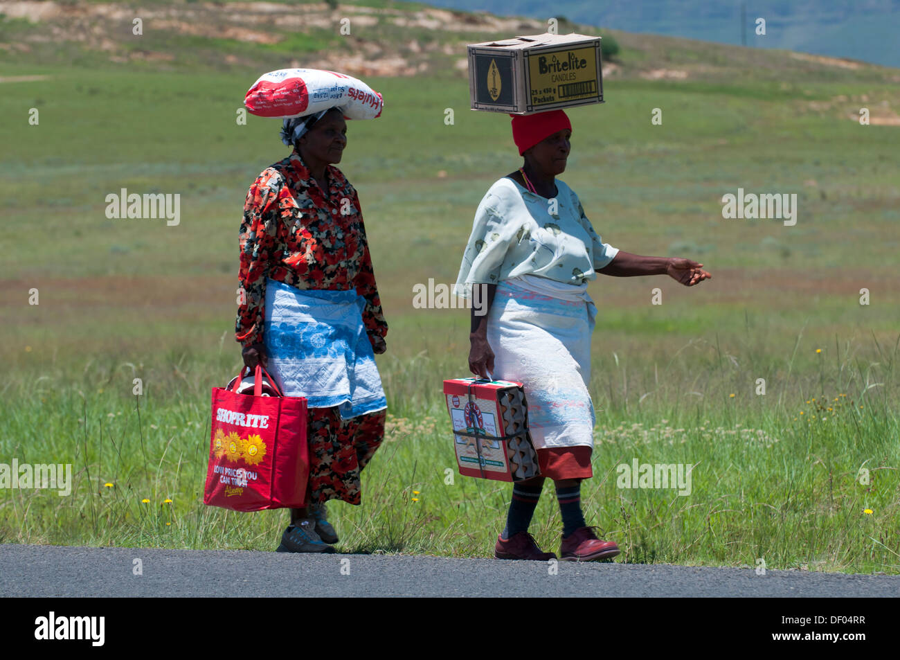 People carrying loads on their heads hi-res stock photography and ...
