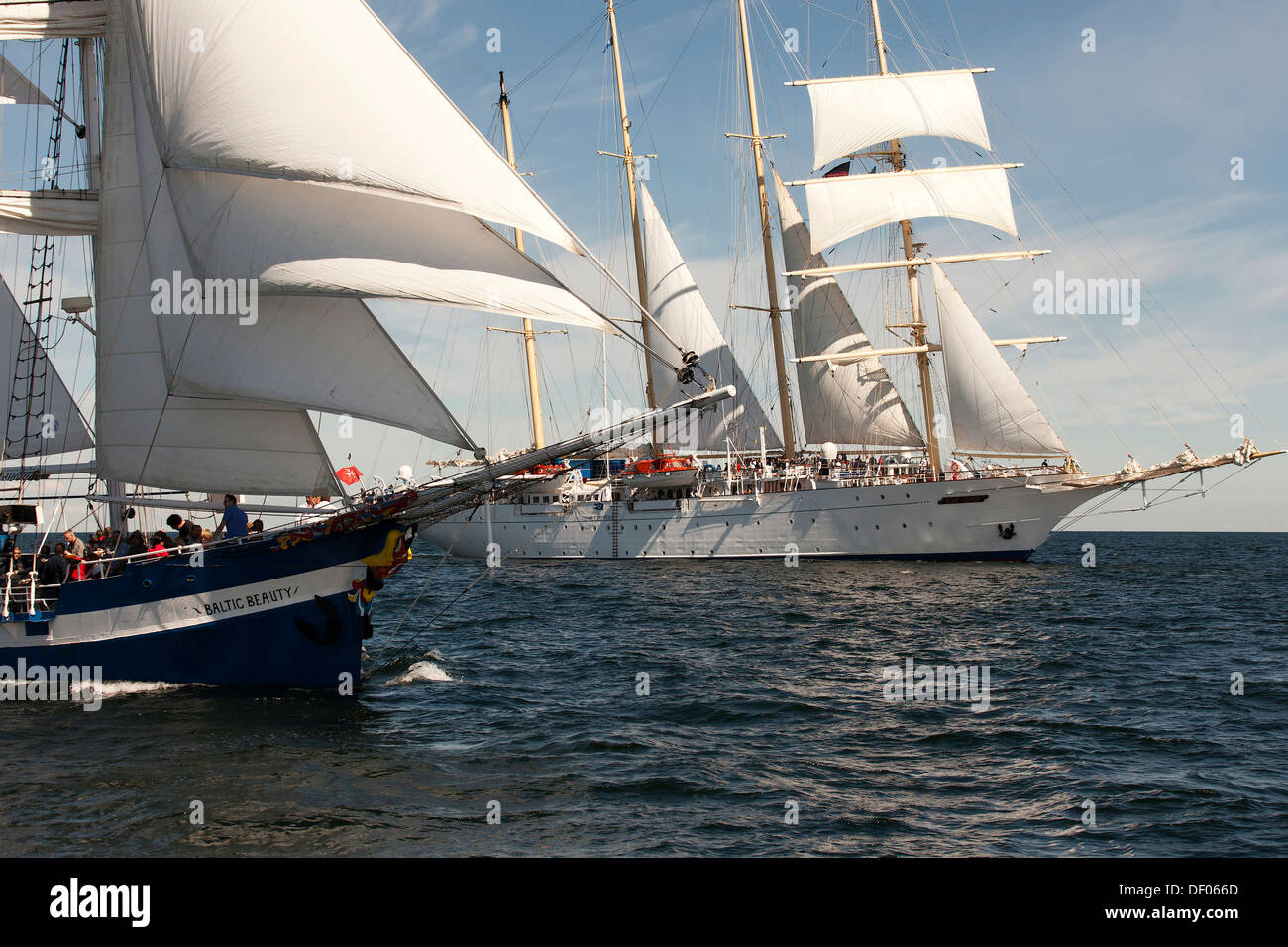 Two masted schooner sailing ship hi-res stock photography and images ...