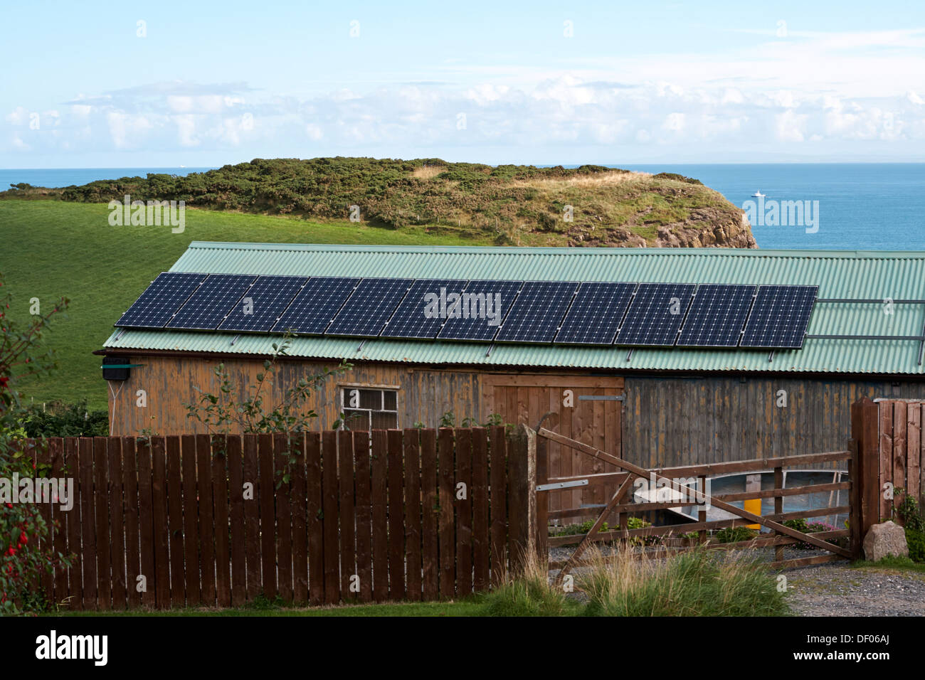 Solar panels uk countryside hi-res stock photography and images - Alamy