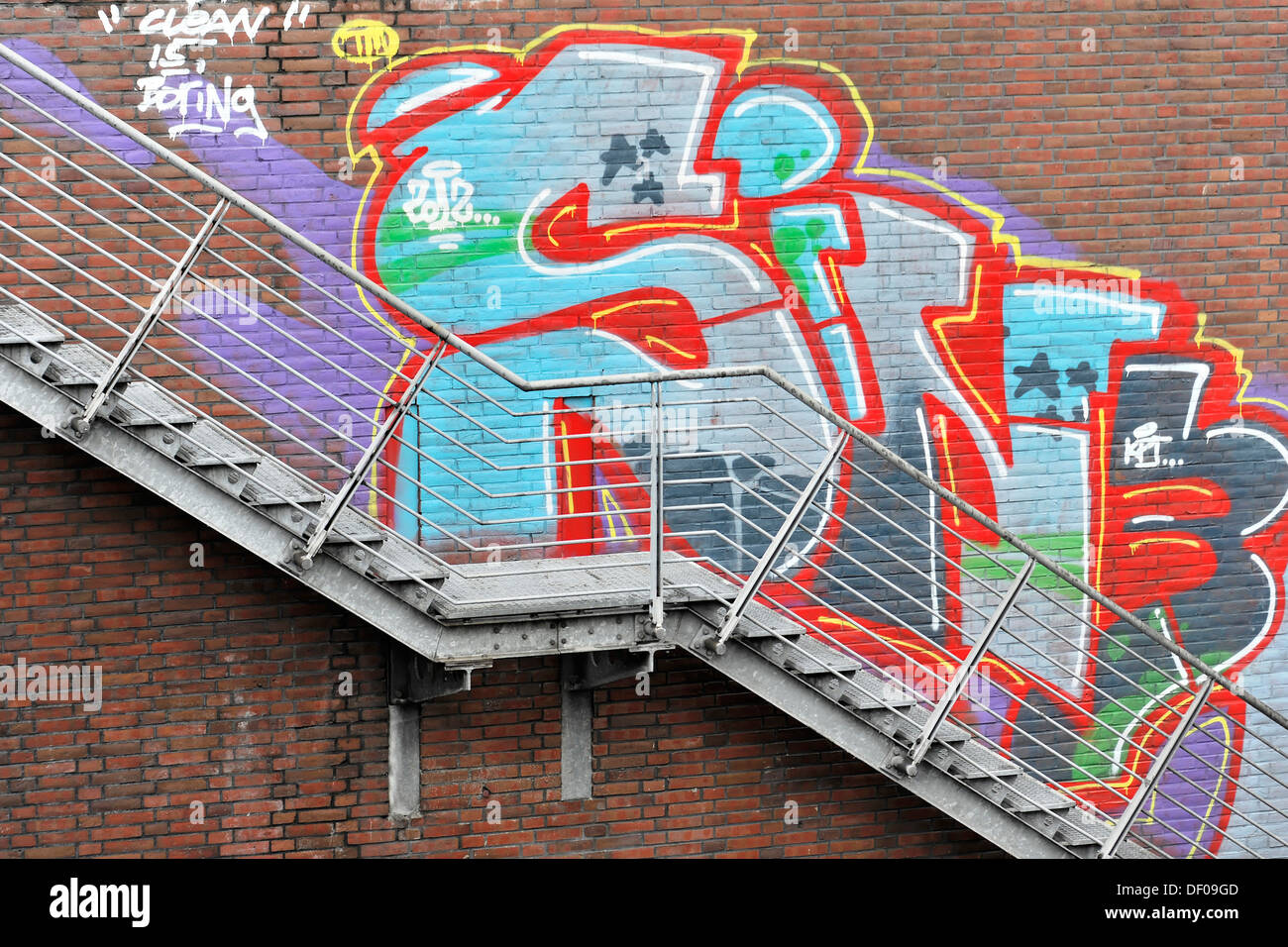 City bridge graffiti hi-res stock photography and images - Alamy