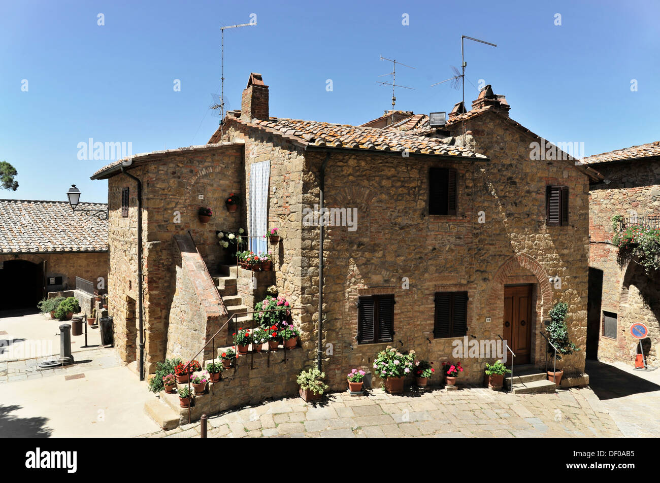 Italian residential building hi-res stock photography and images - Alamy
