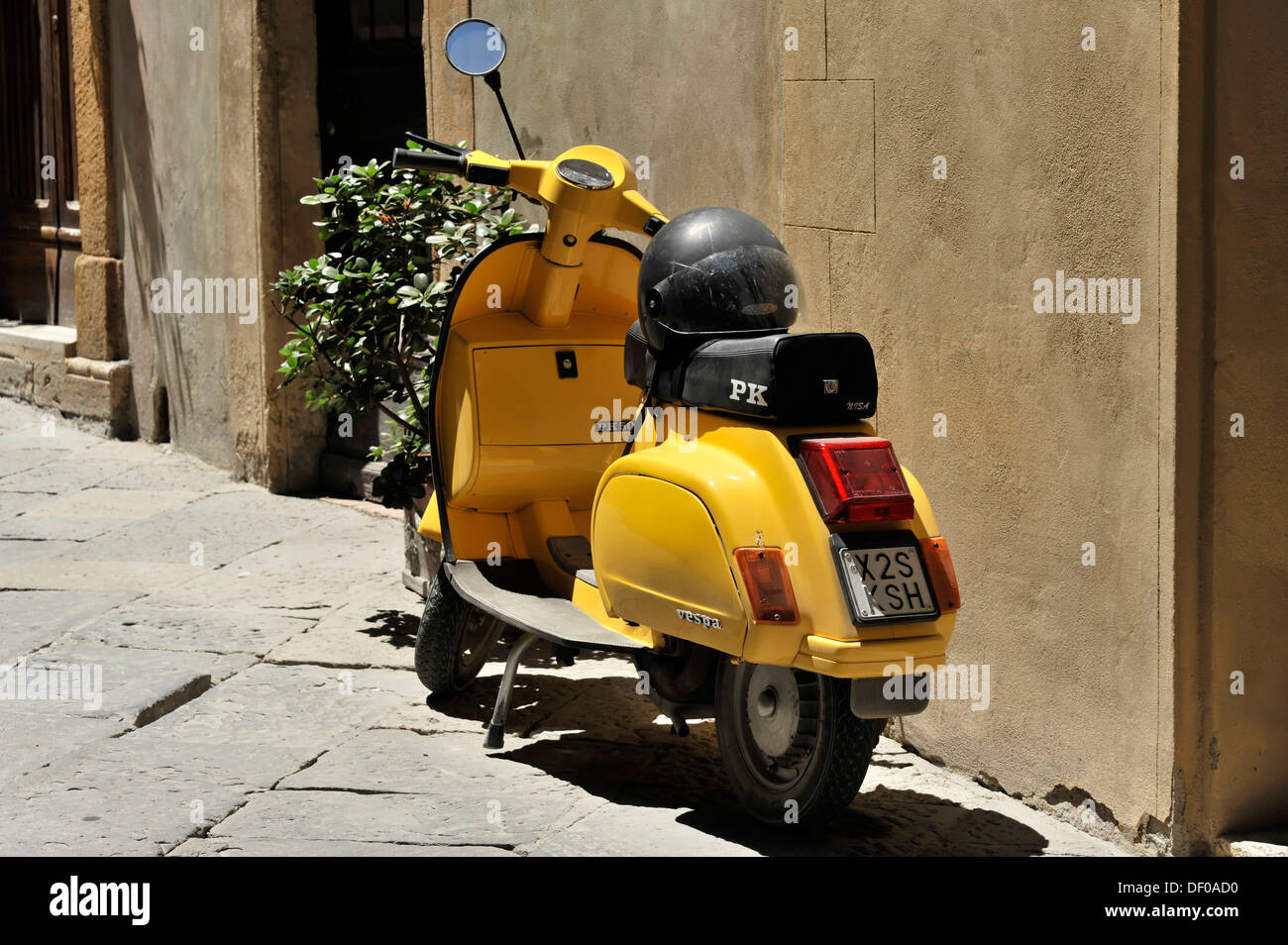 Delivery motorbikes hi-res stock photography and images - Alamy