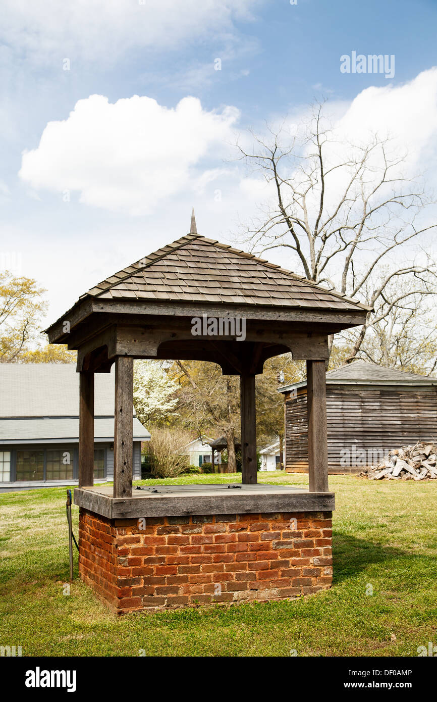 Old brick well hi-res stock photography and images - Alamy