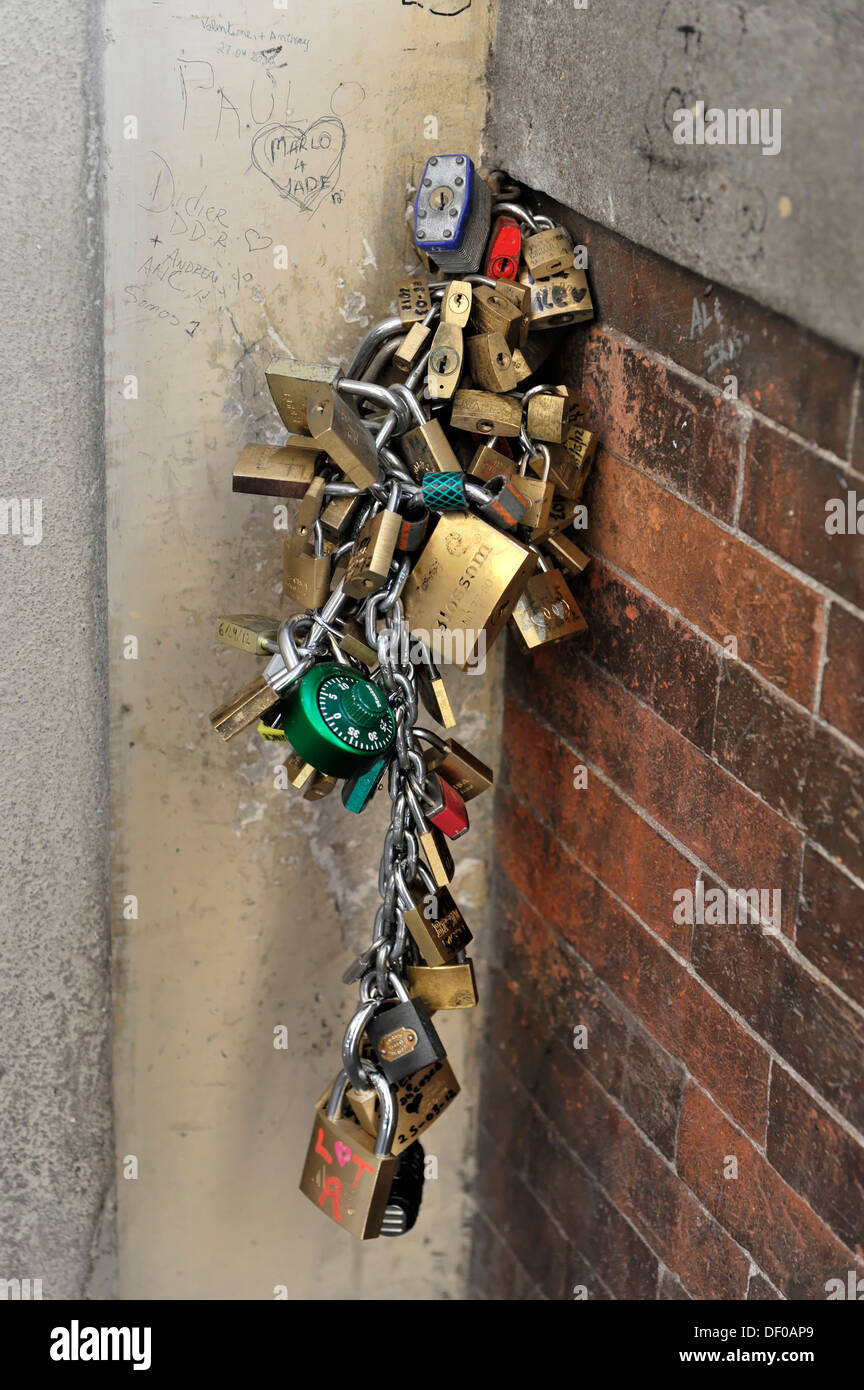 Love locks, Ponte Vecchio, a 14th century bridge crossing the Arno ...