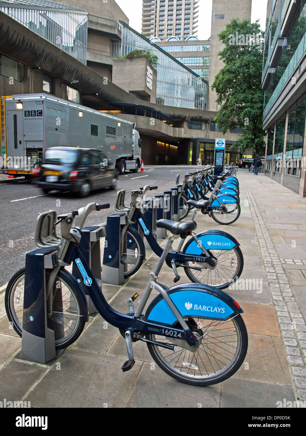 Cycle hire station hi-res stock photography and images - Alamy