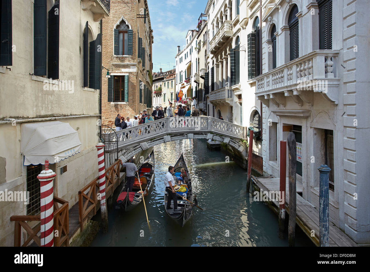 Waters gondolas gondola bridge hi-res stock photography and images - Alamy