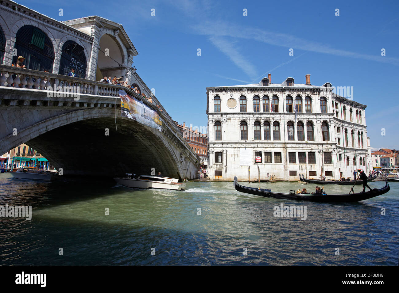 Venice ponte rialto bridge gondola hi-res stock photography and images ...