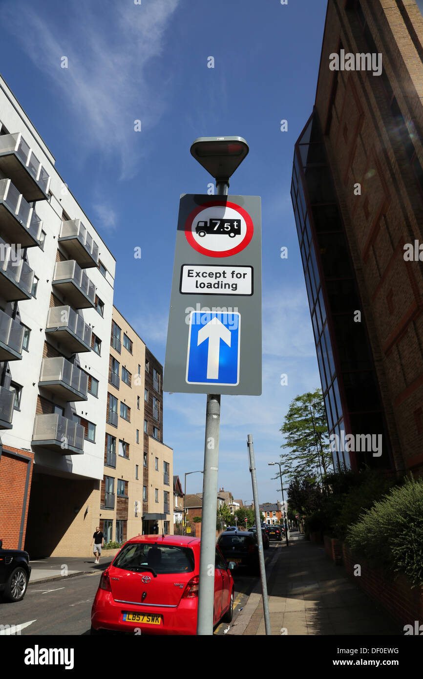 One way road sign hi-res stock photography and images - Alamy