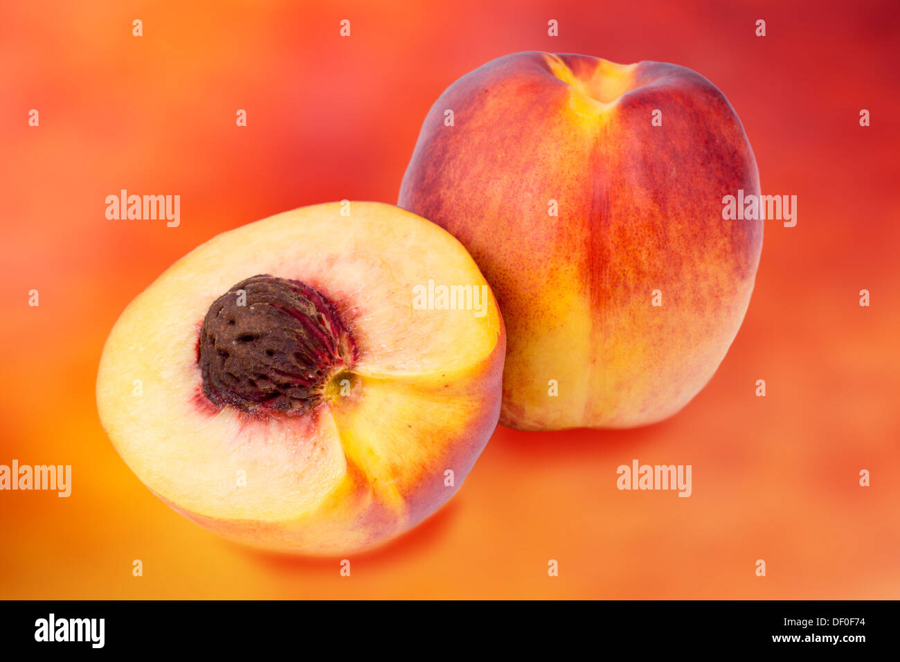 Whole and sliced nectarine Stock Photo - Alamy
