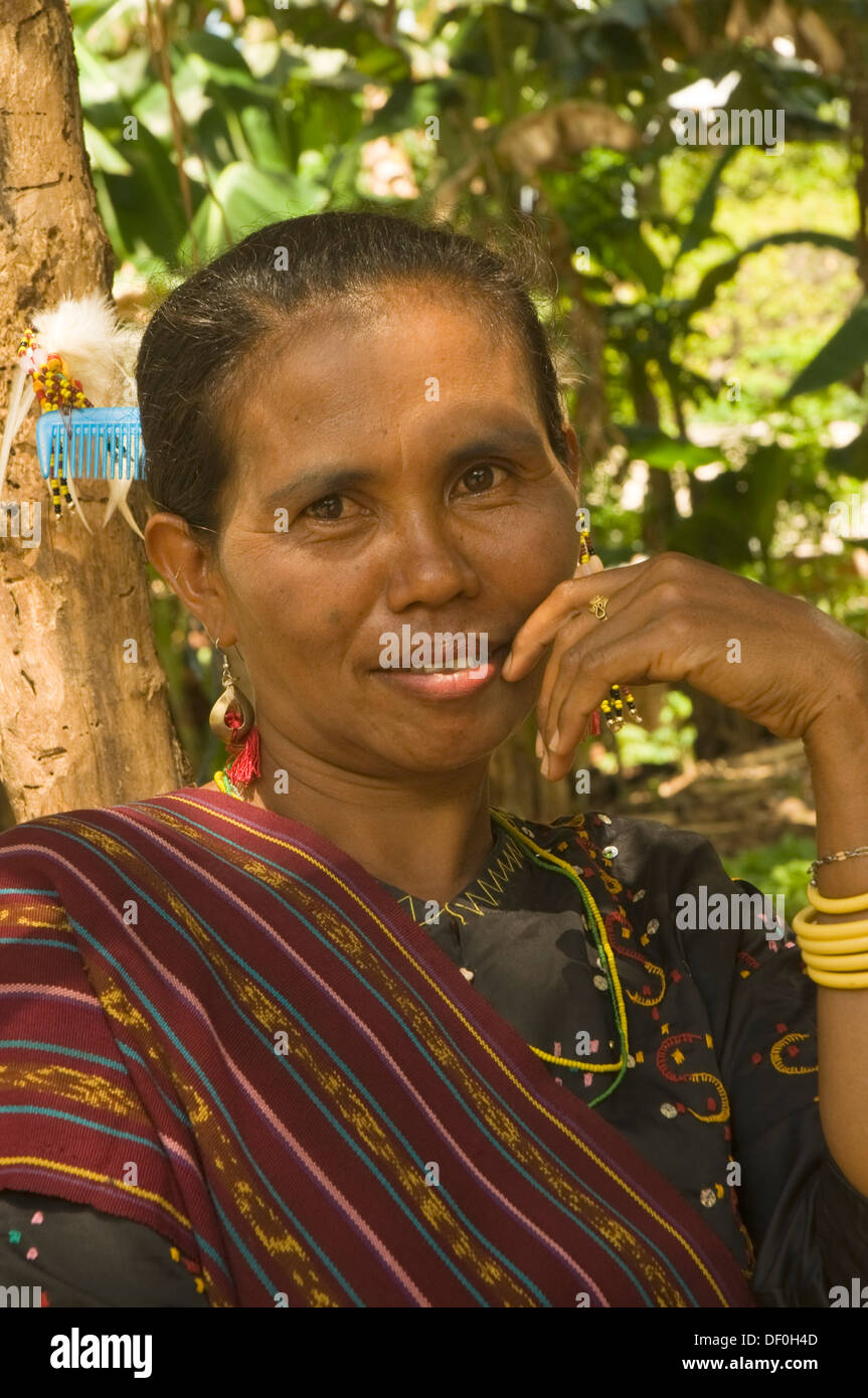 Indonesian woman traditional clothing hi-res stock photography and ...