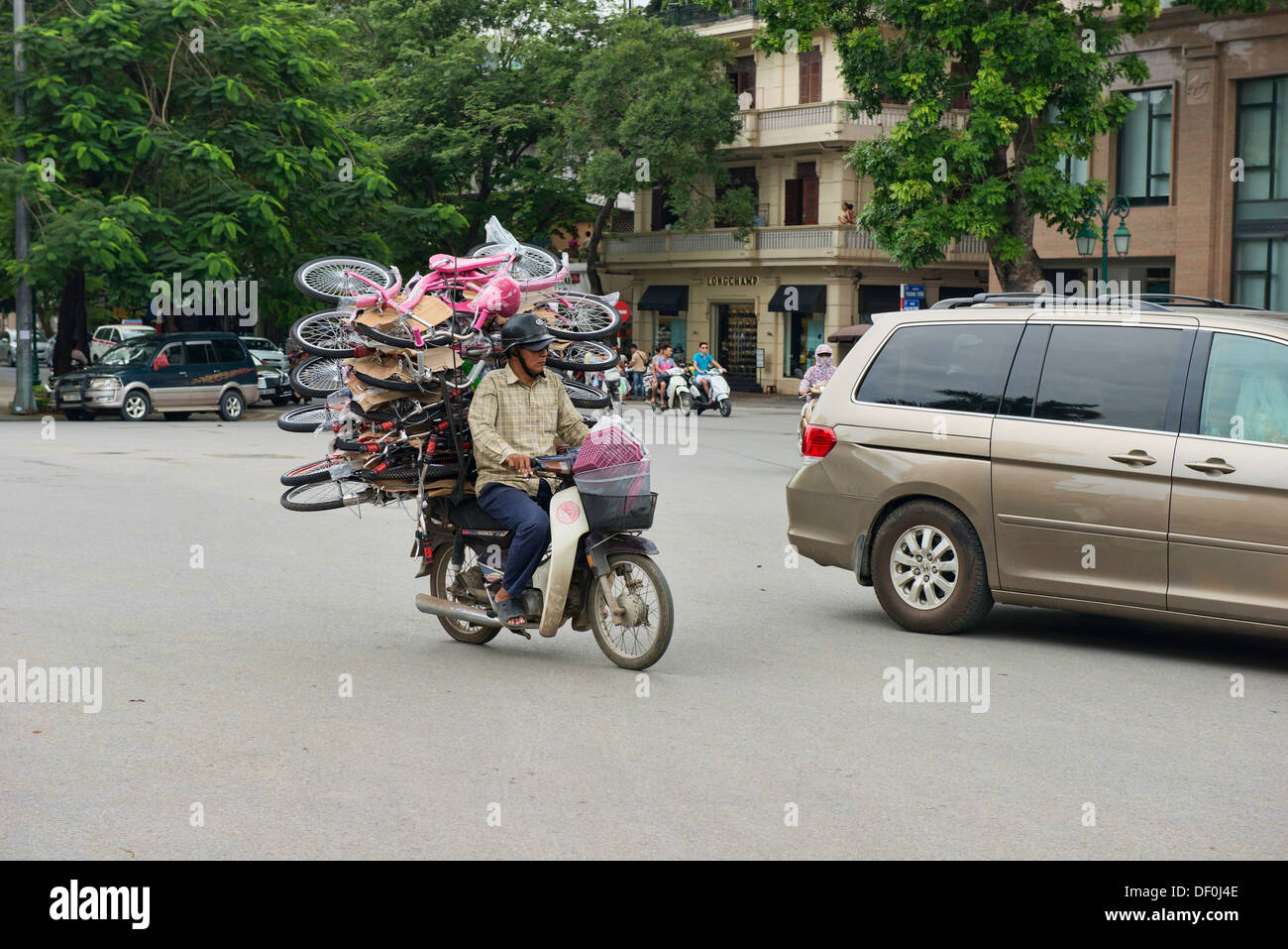 Vietnam motorbike loaded transport hi-res stock photography and images ...