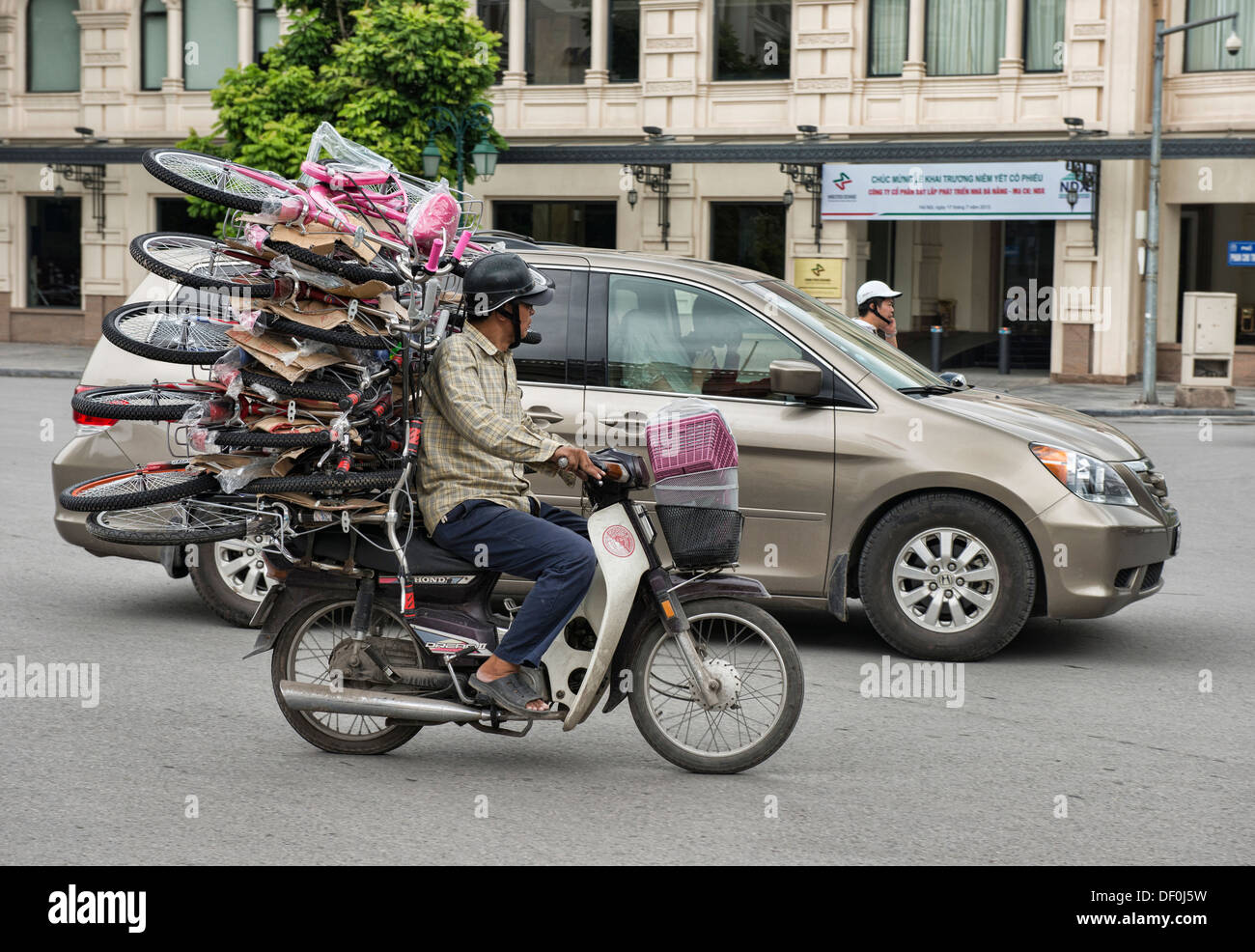 Vietnam motorbike loaded transport hi-res stock photography and images ...