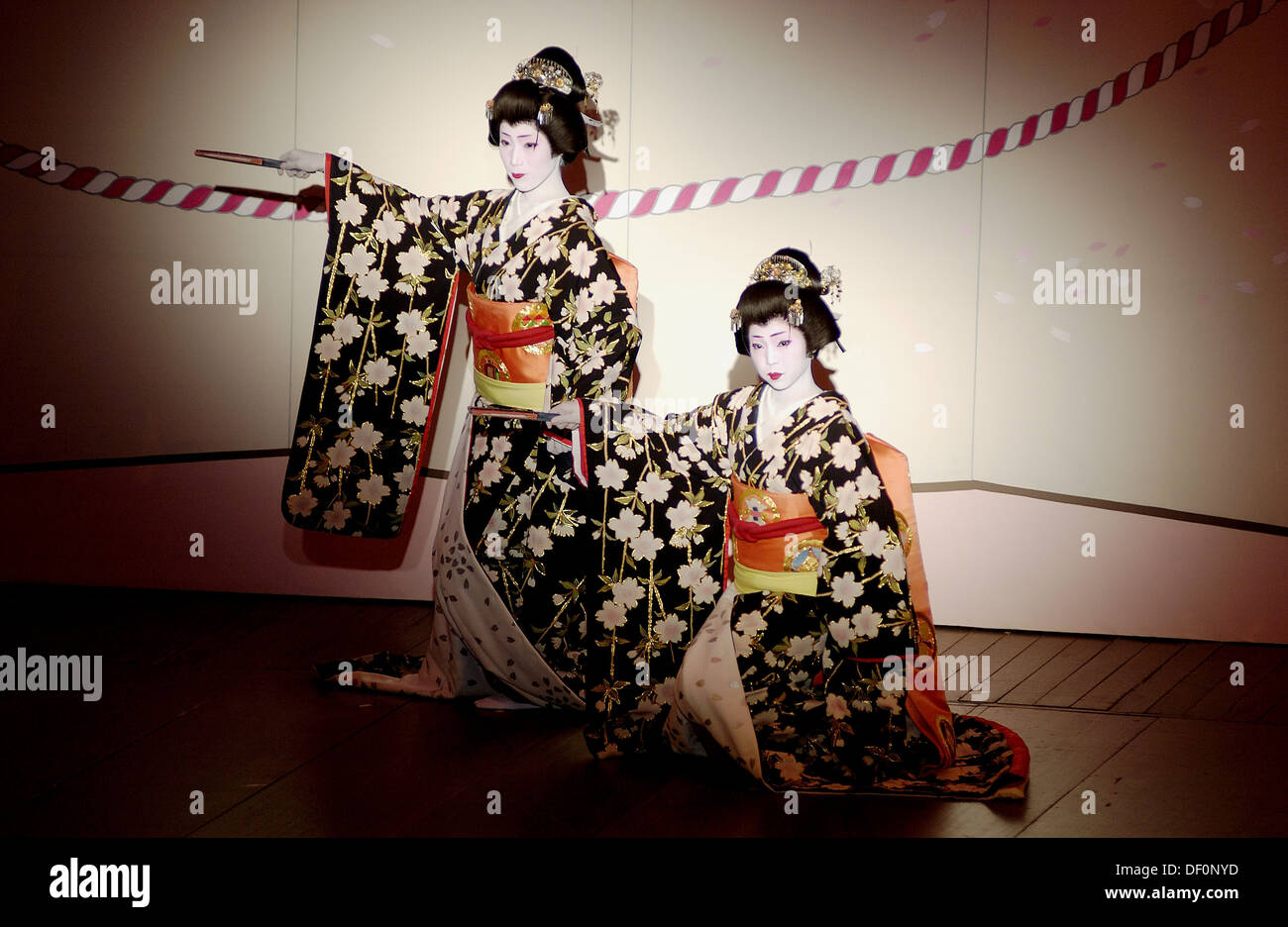Stage geisha hi-res stock photography and images - Alamy