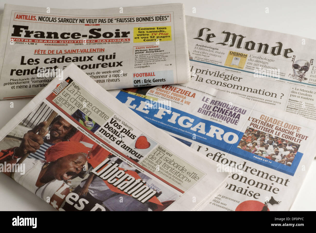 French newspapers figaro monde hi-res stock photography and images - Alamy