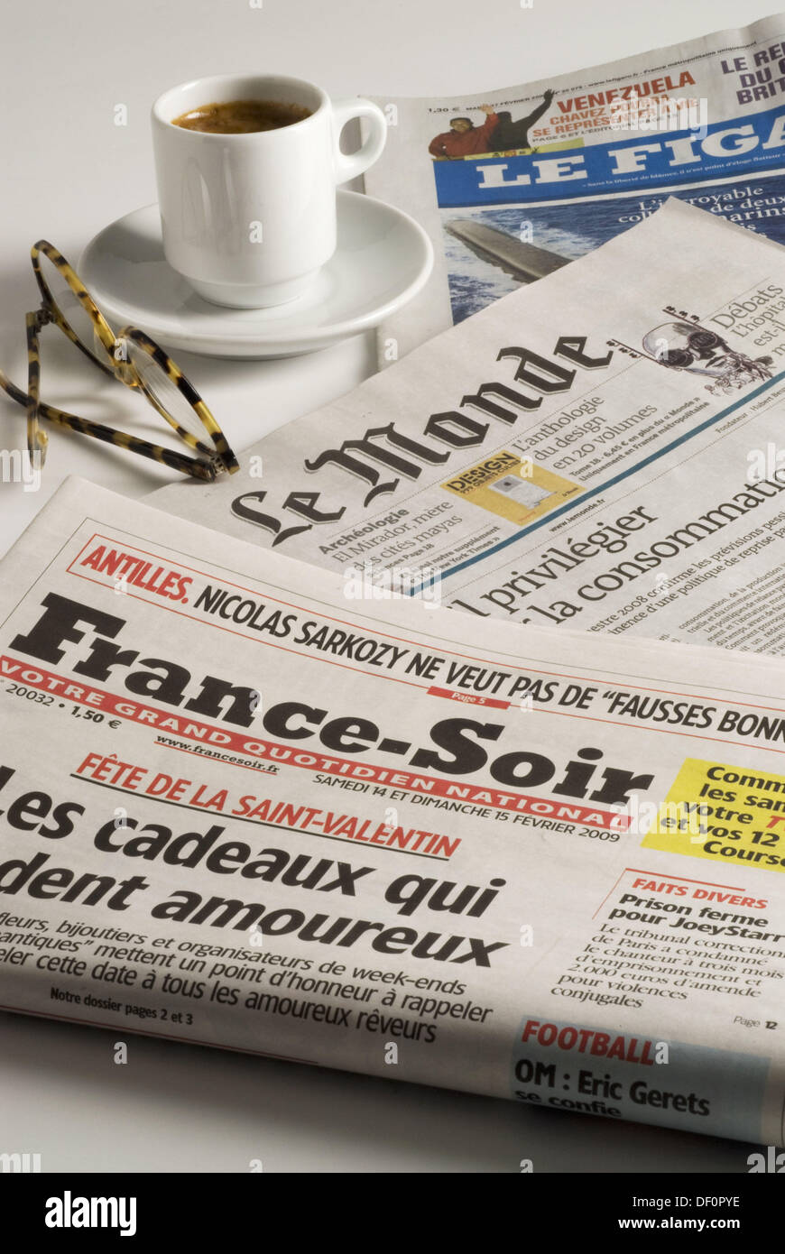 French newspapers figaro monde hi-res stock photography and images - Alamy