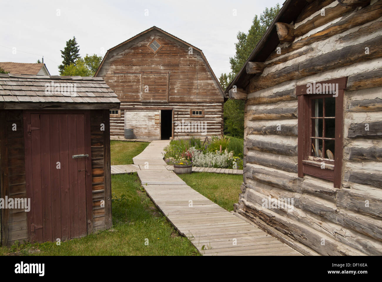 Wooden log buildings hi-res stock photography and images - Alamy
