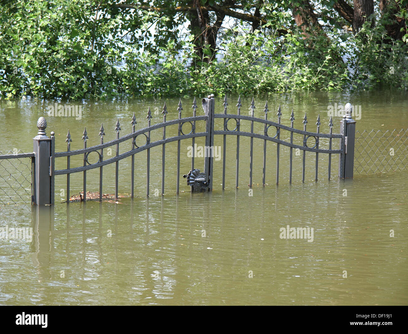 Wet fences hi-res stock photography and images - Alamy