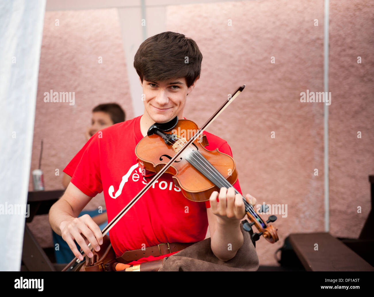 Man playing fiddle hi-res stock photography and images - Alamy