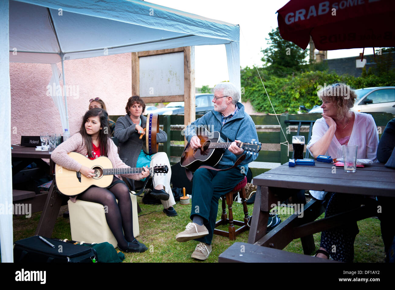 Scottish pub music hi-res stock photography and images - Alamy