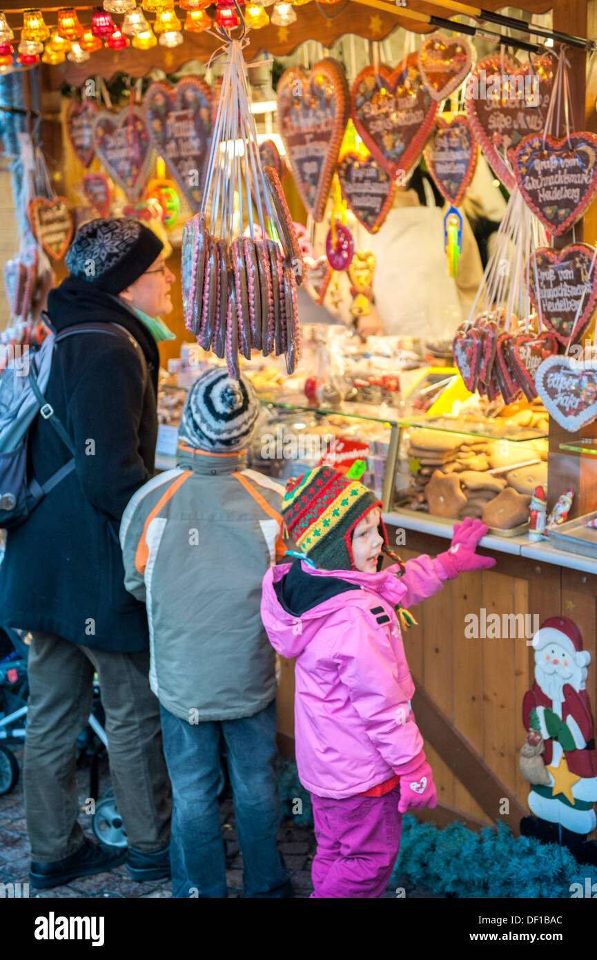 Family buying gingerbread at Christmas market, Heidelberg, Germany ...