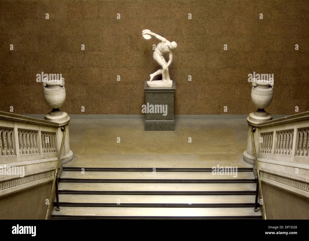 Myron discobolus discus thrower hi-res stock photography and images - Alamy