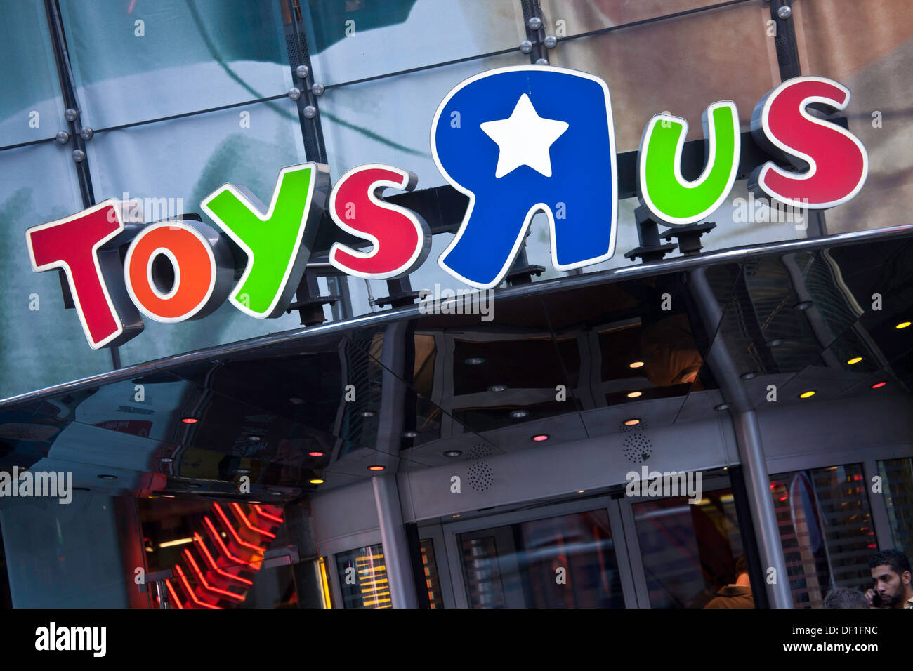 Toys r us building facade hi-res stock photography and images - Alamy