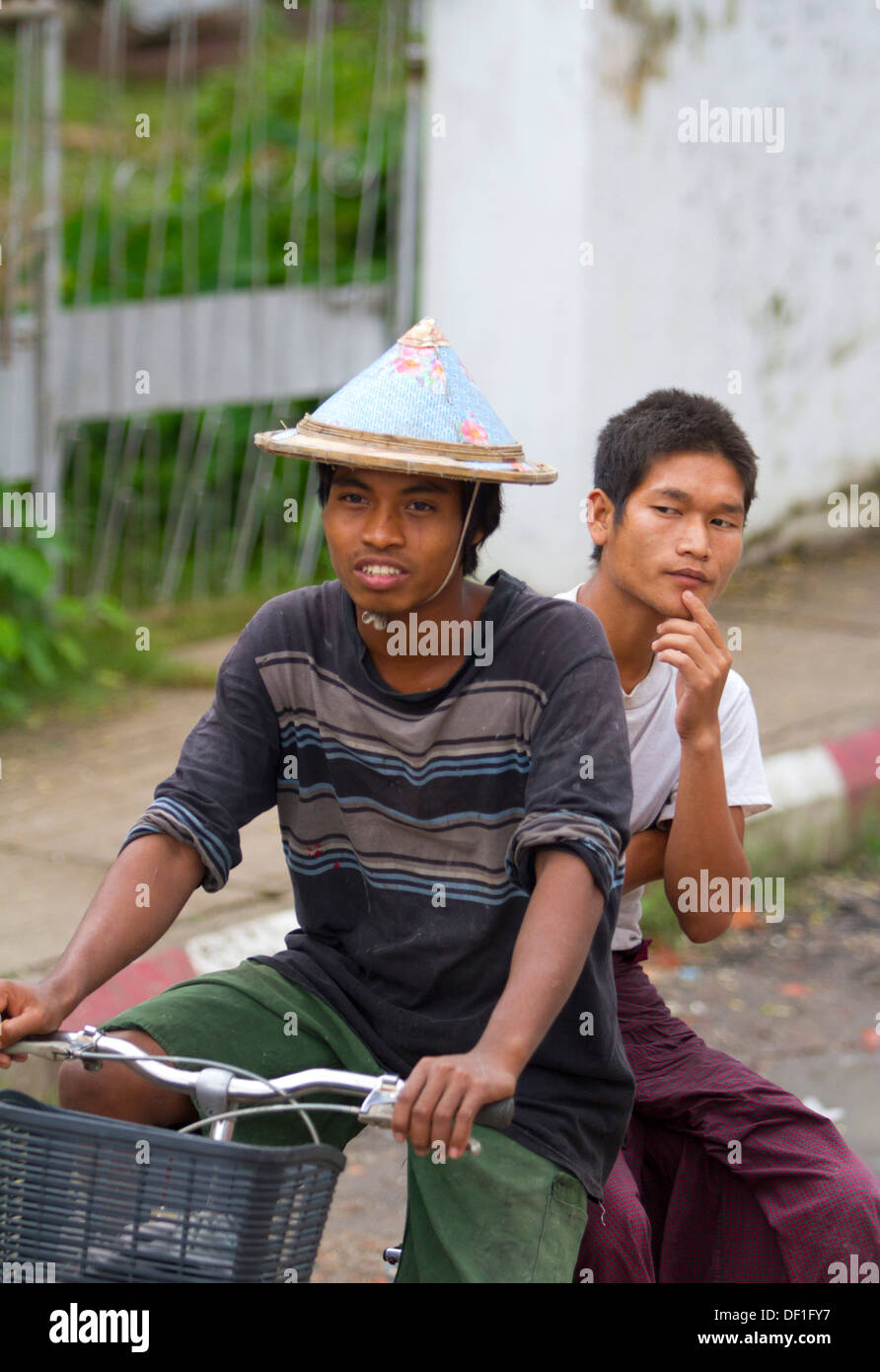 Burmese men hi-res stock photography and images - Alamy