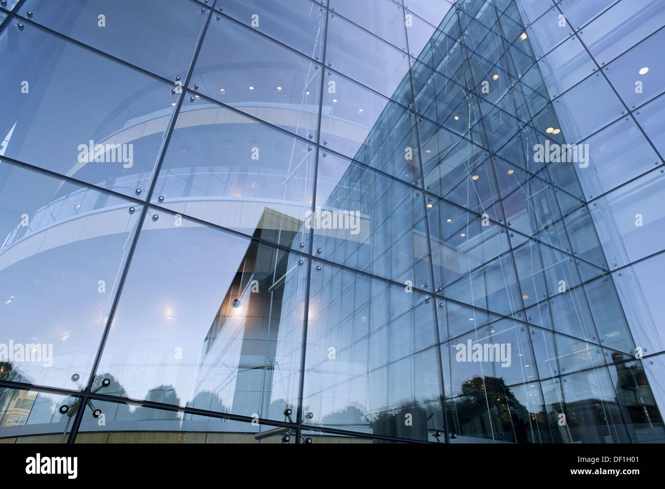 Glass school building hi-res stock photography and images - Alamy