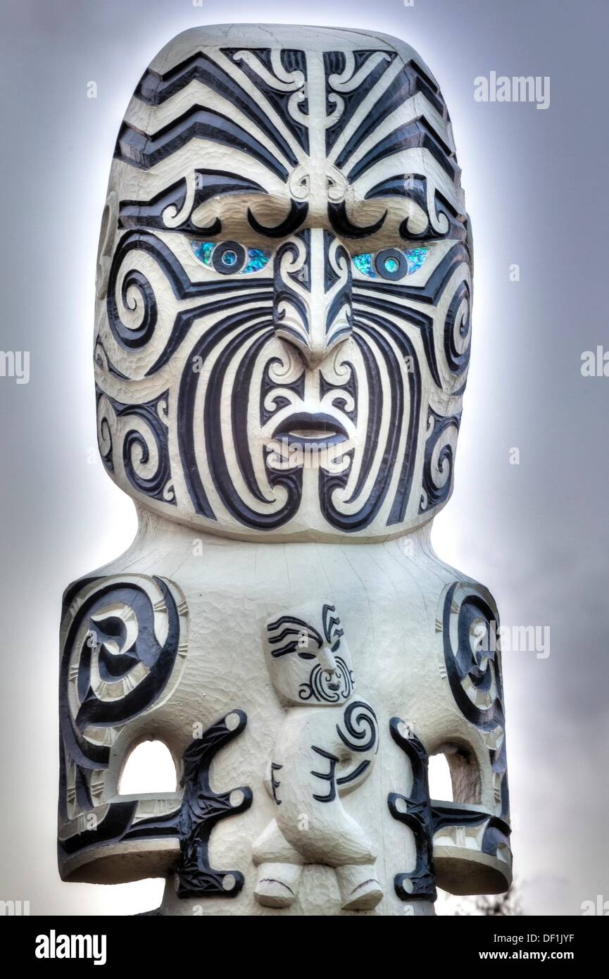 Maori statue hi-res stock photography and images - Alamy