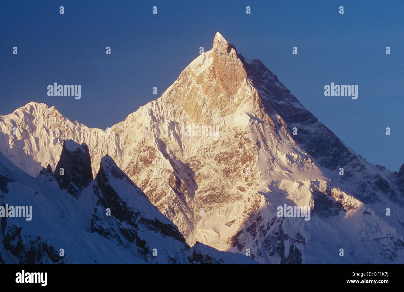 Masherbrum mountains hi-res stock photography and images - Alamy