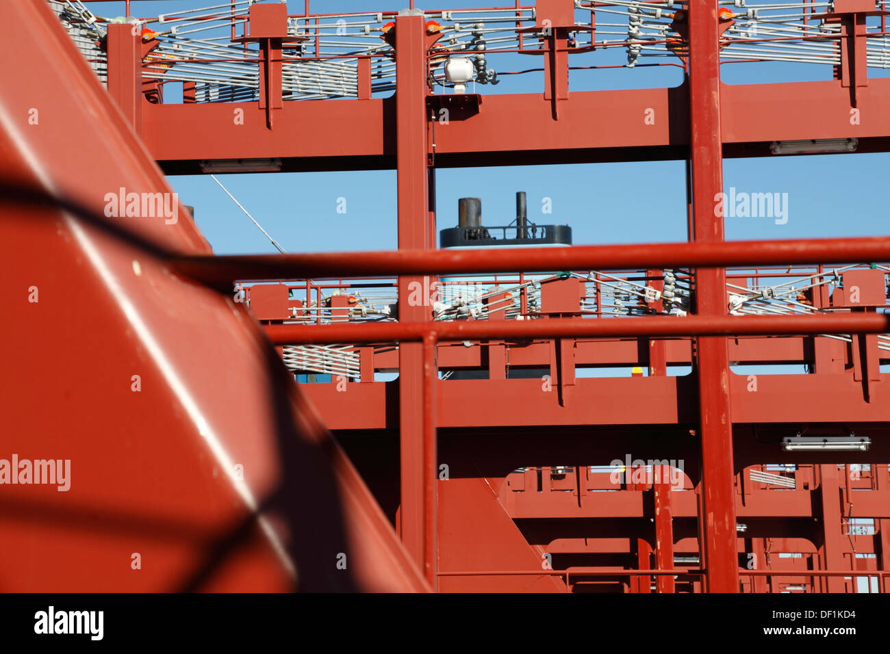 Structures, bay structures and container braces on Maersk Line Triple-E ...