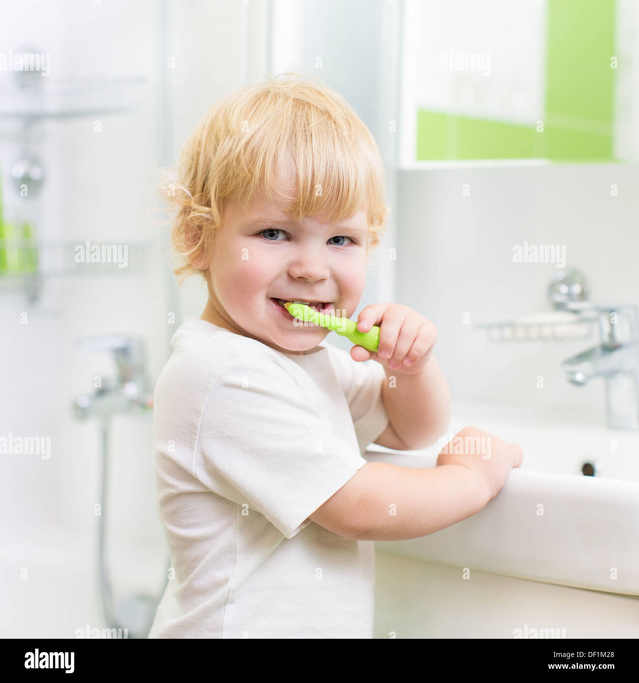 Boy brushing hi-res stock photography and images - Alamy