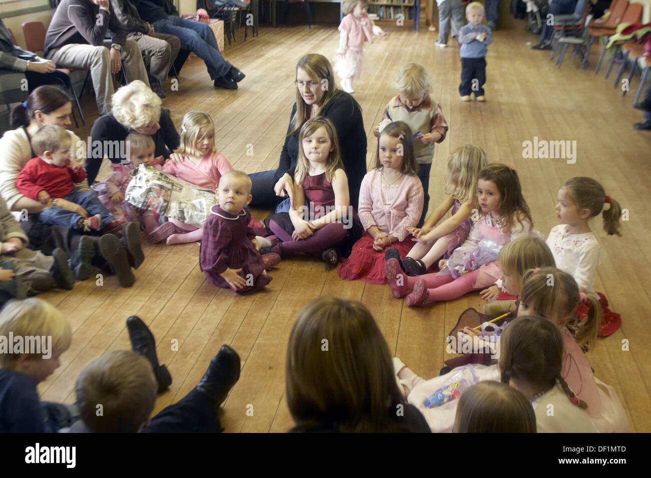 Children playing pass parcel hi-res stock photography and images - Alamy