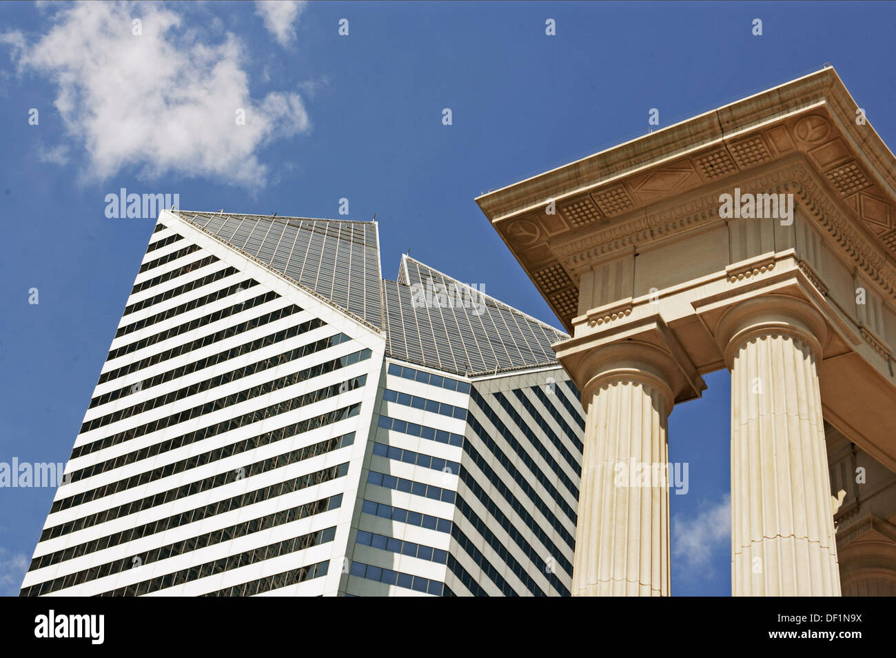 Chicago architectural detail columns hi-res stock photography and ...