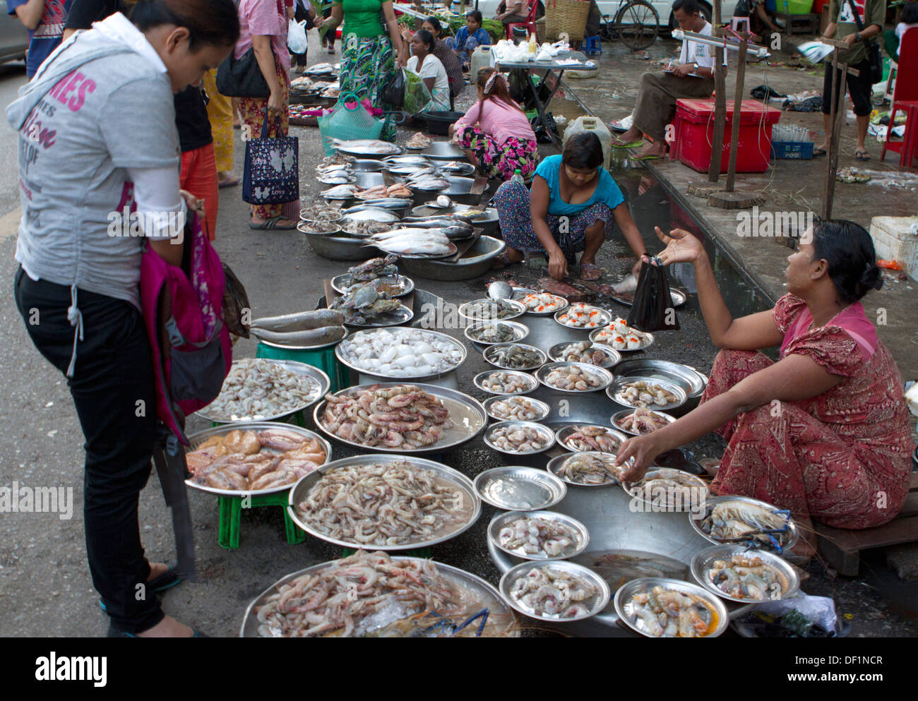 Fish market in yangon hi-res stock photography and images - Alamy