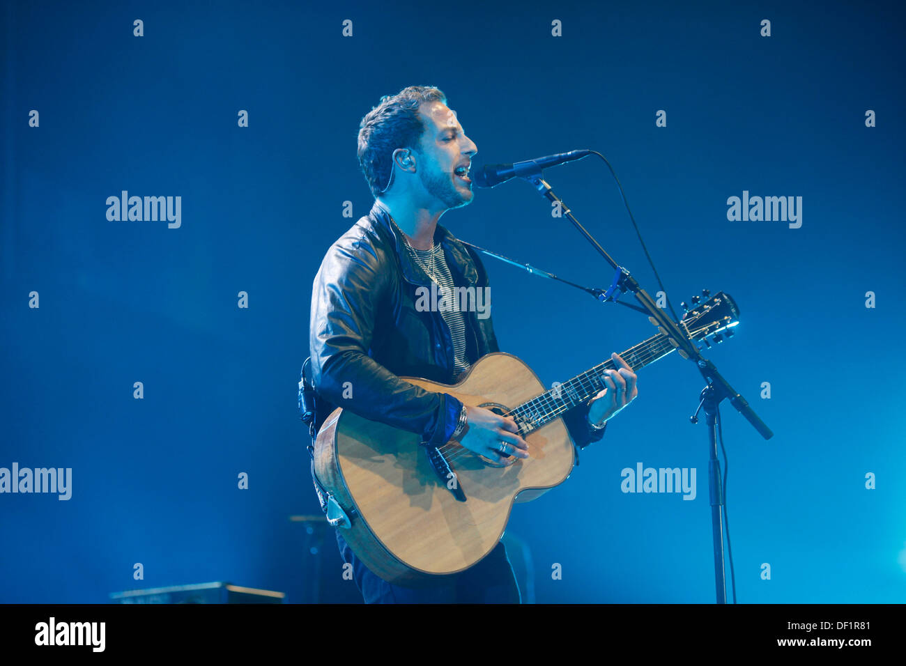 Wembley arena hi-res stock photography and images - Alamy