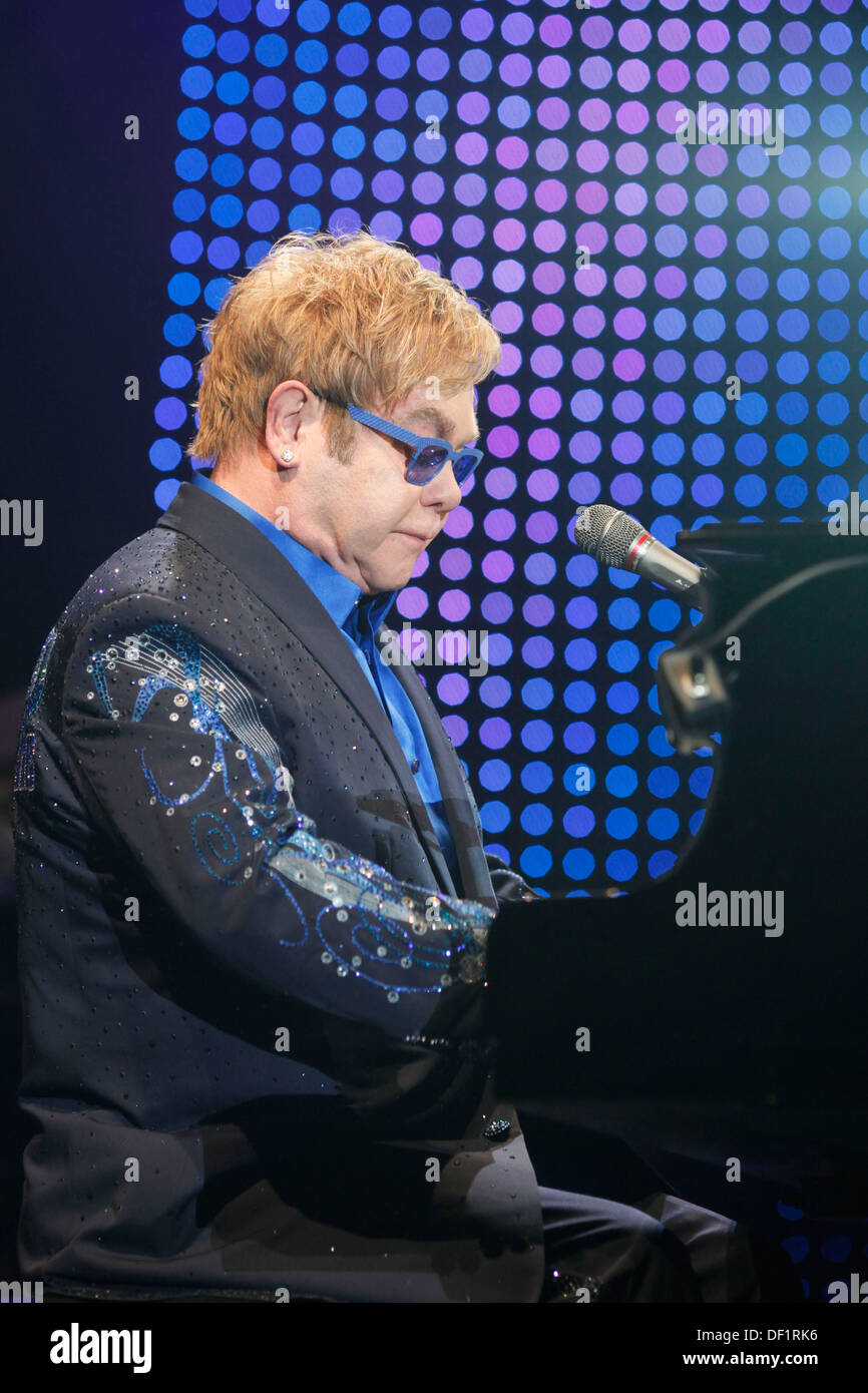 Singer sir elton john hi-res stock photography and images - Alamy