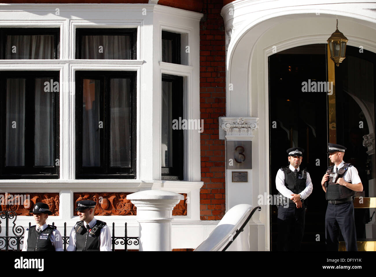 British police outside the Ecuador embassy in London, Britain 16 August ...