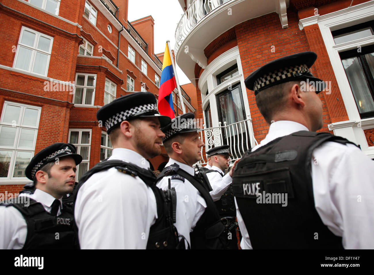British police outside the Ecuador embassy in London, Britain 16 August ...