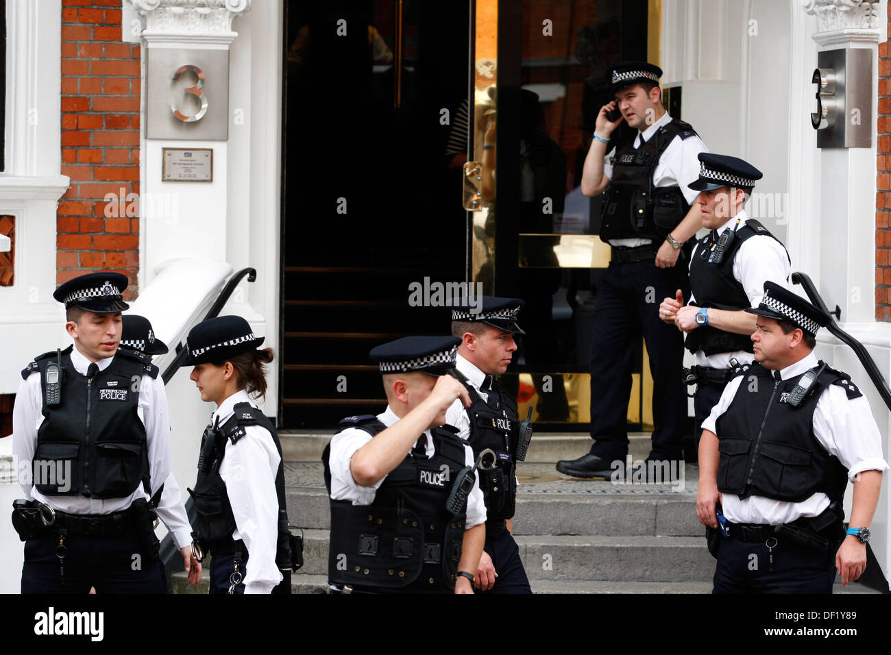 British police outside the Ecuador embassy in London, Britain 16 August ...