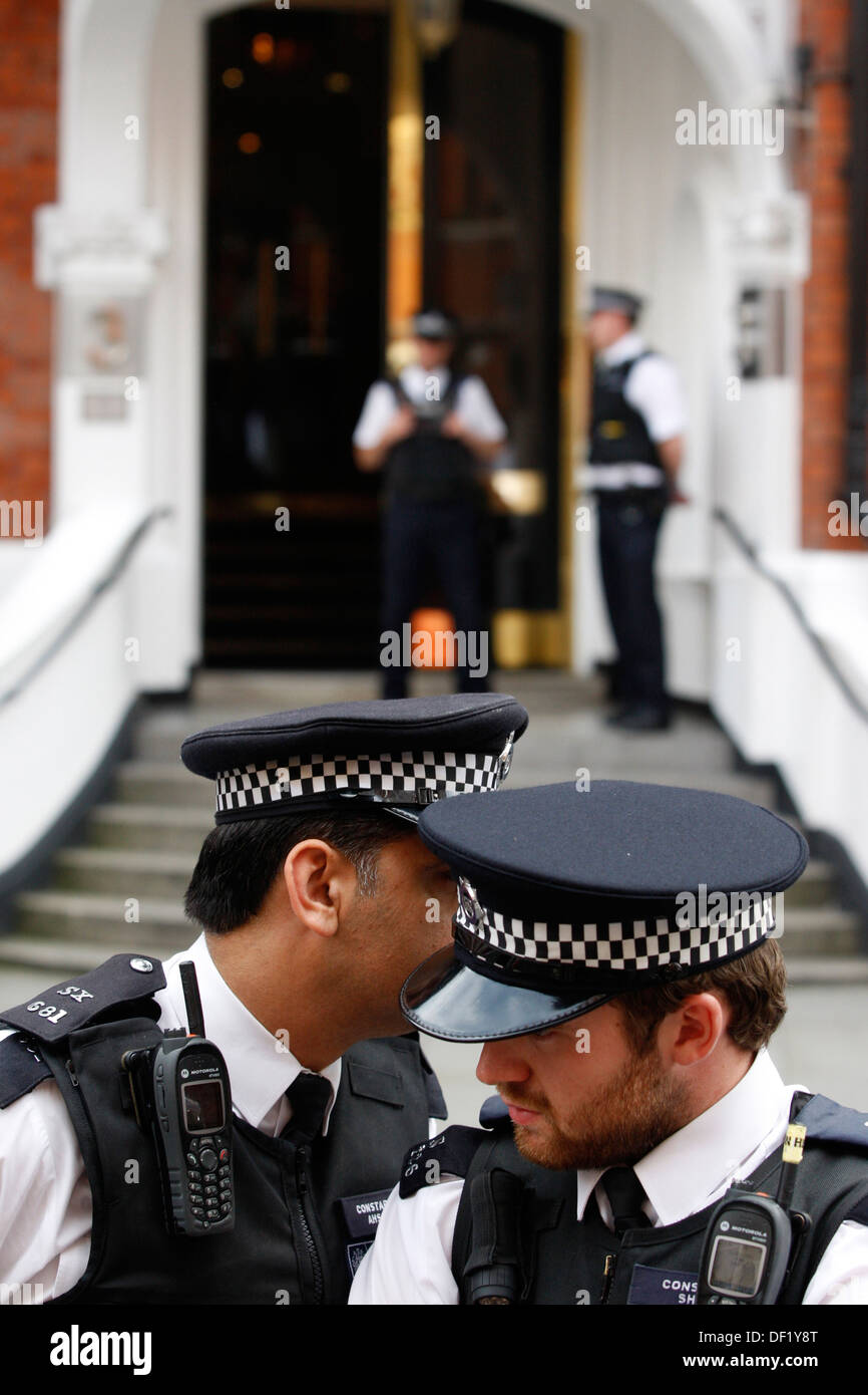 British police outside the Ecuador embassy in London, Britain 16 August ...
